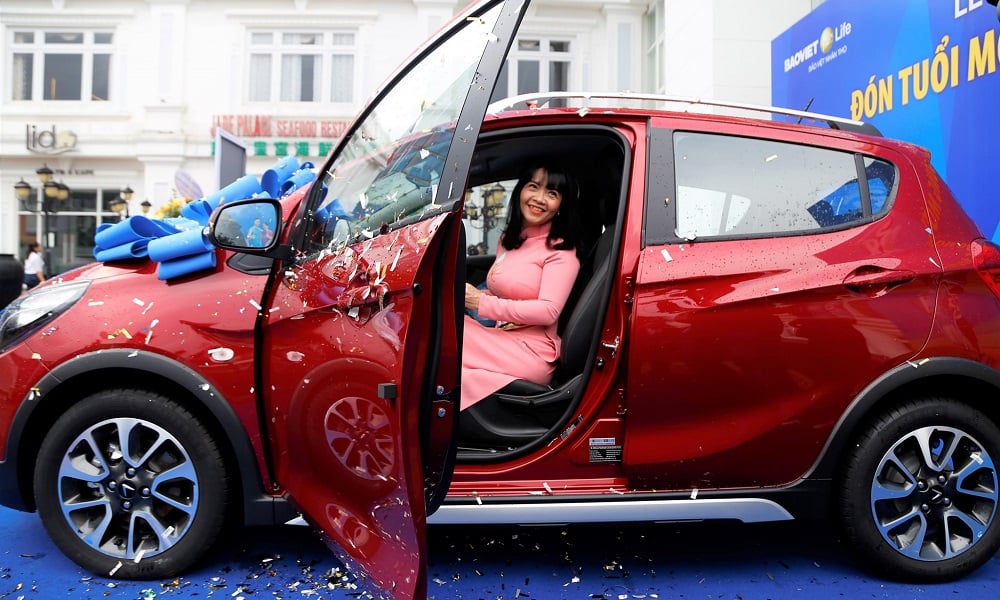 Trao tặng 2 xe ô tô Vinfast Fadin của Chương trình "Đón tuổi mới - Sức ...