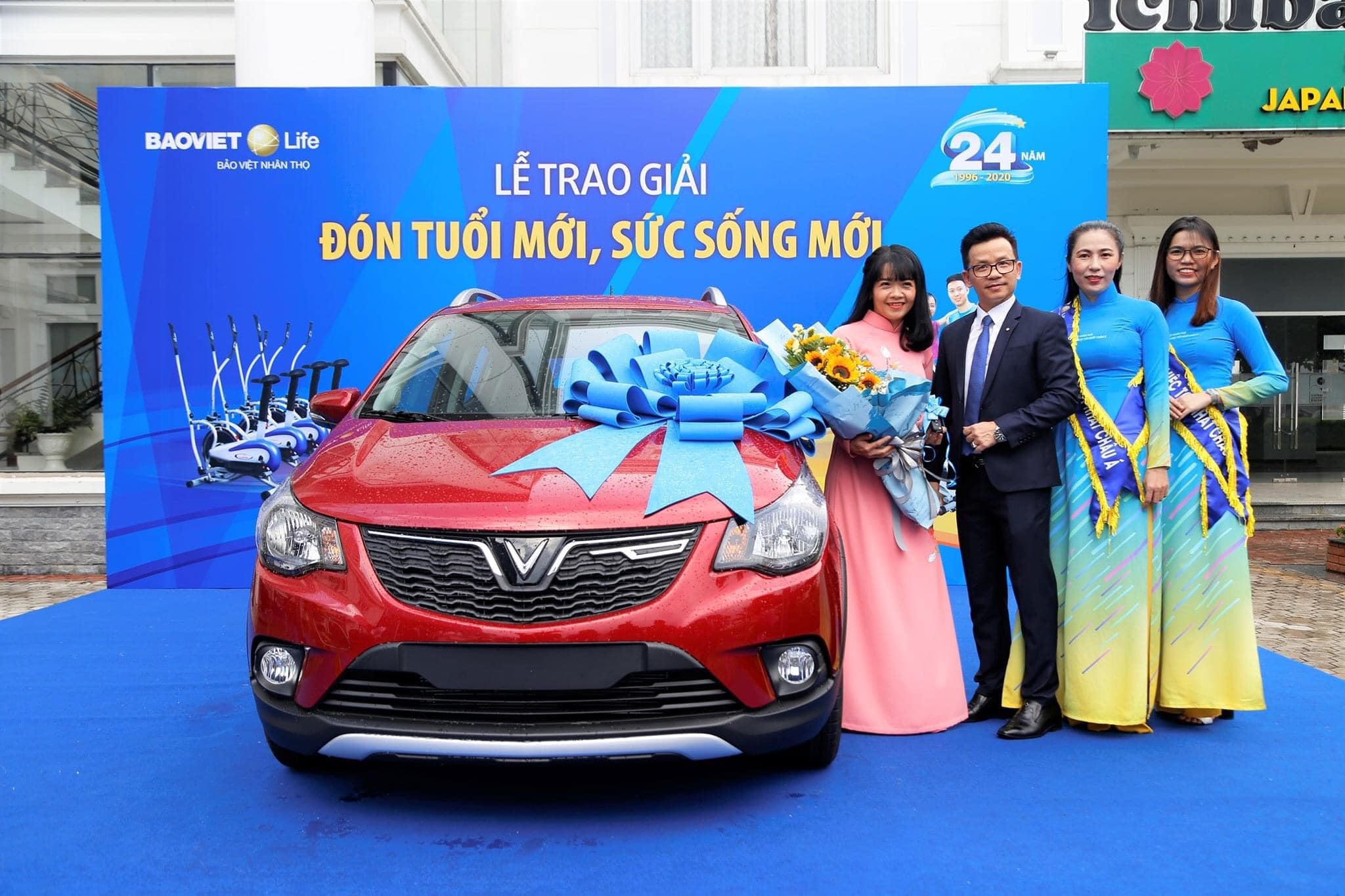 Trao tặng 2 xe ô tô Vinfast Fadin của Chương trình "Đón tuổi mới - Sức ...